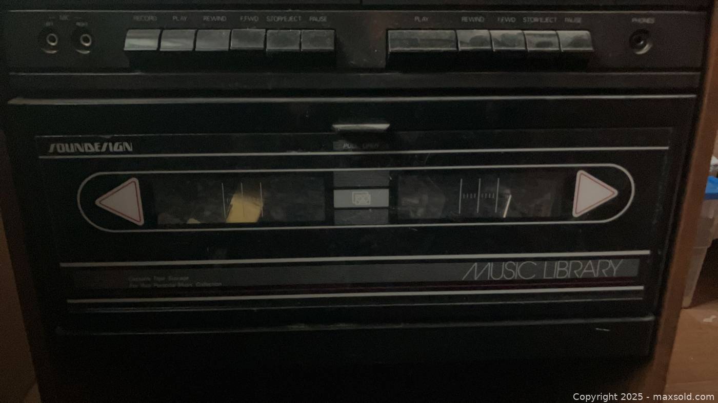 Soundesign stereo tower with dual cassette, AM/FM receiver, pair floor ...