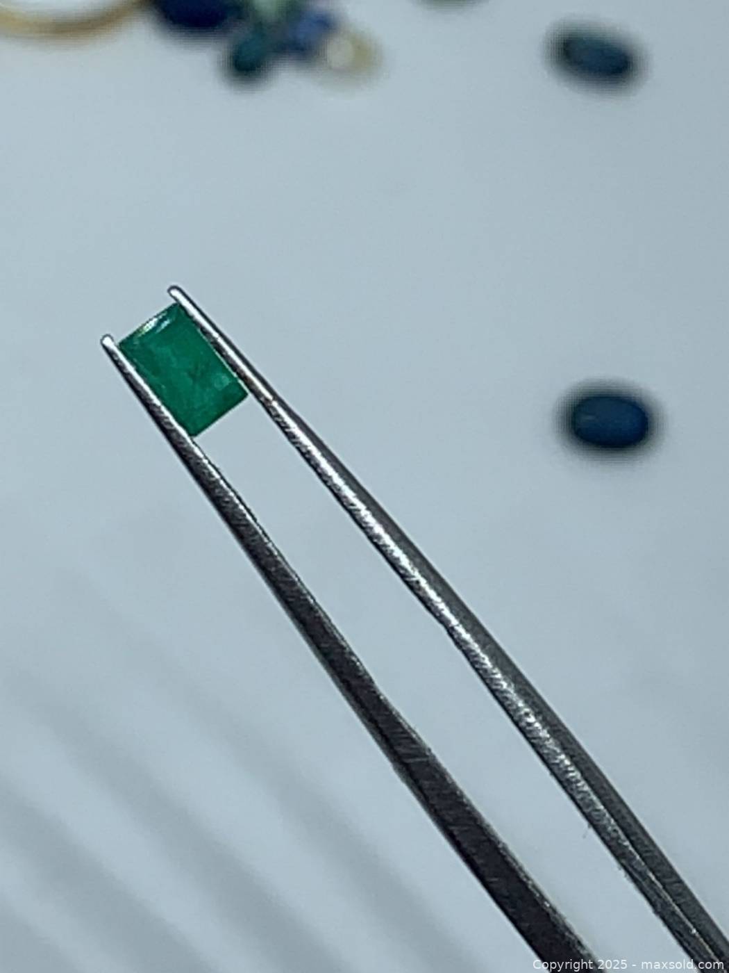 Natural rectangle-cut emerald gemstone | Maxsold