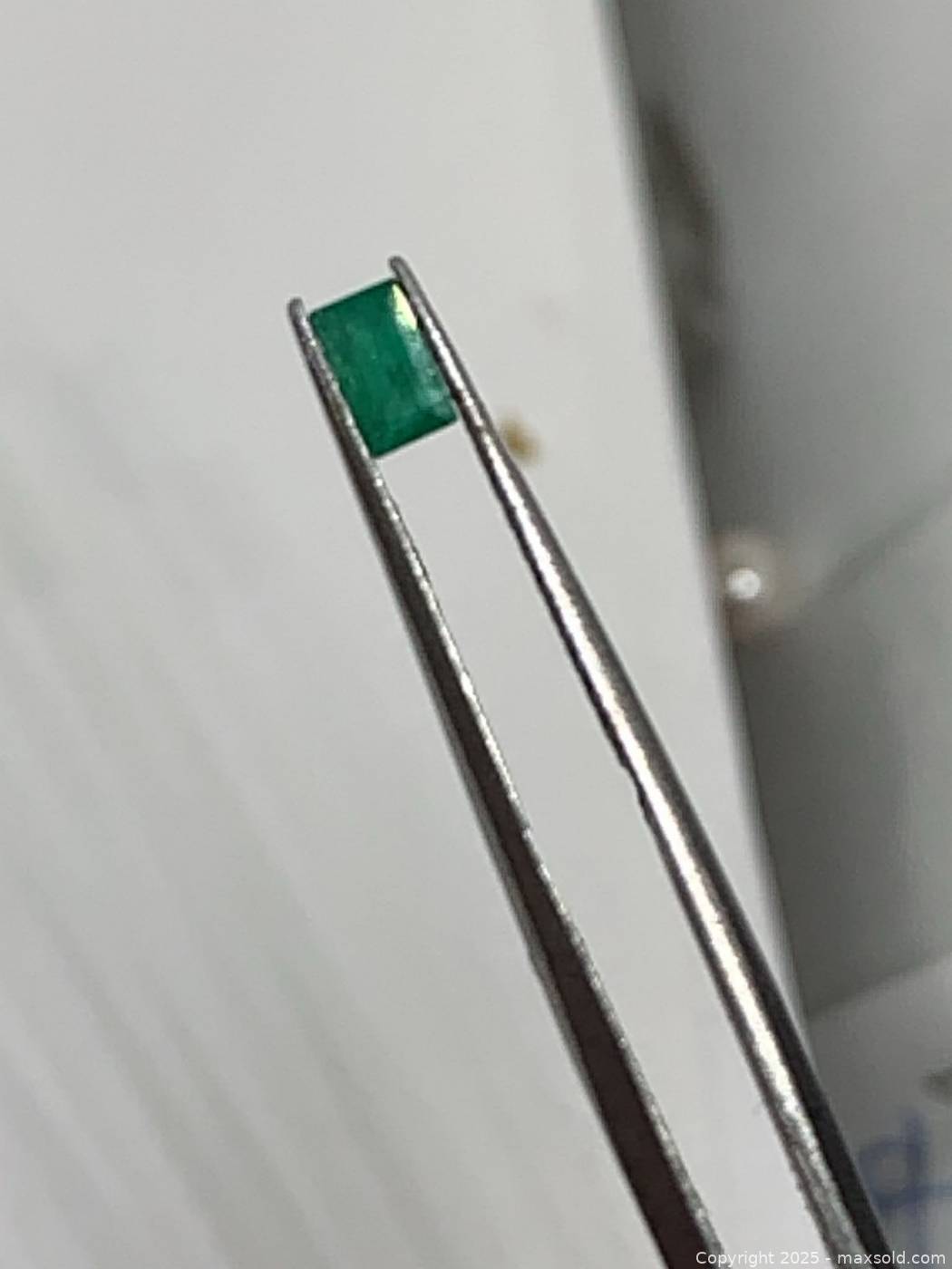 Natural rectangle-cut emerald gemstone | Maxsold