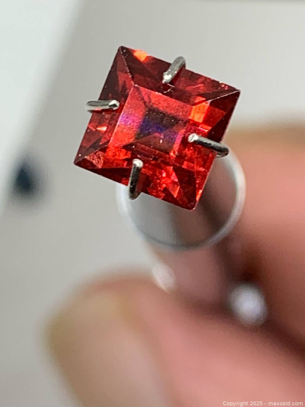 AAA princess cut rhodolite garnet 1.85 ct | Maxsold