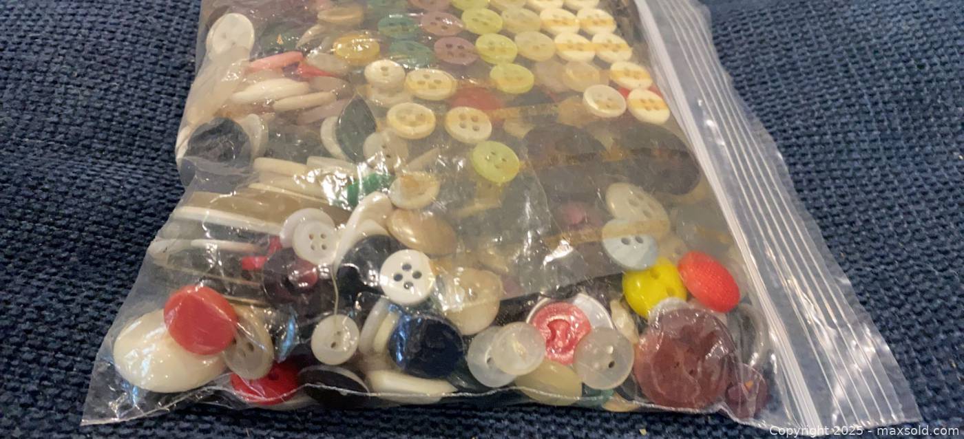 Vintage buttons in large ziplock bag | Maxsold