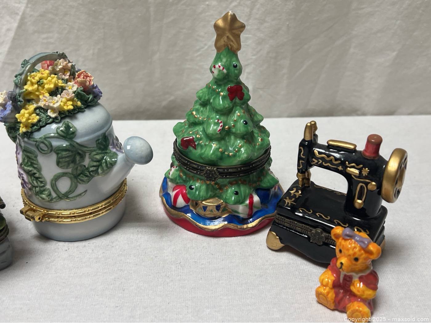 5 hand-painted porcelain hinged trinket boxes | Maxsold