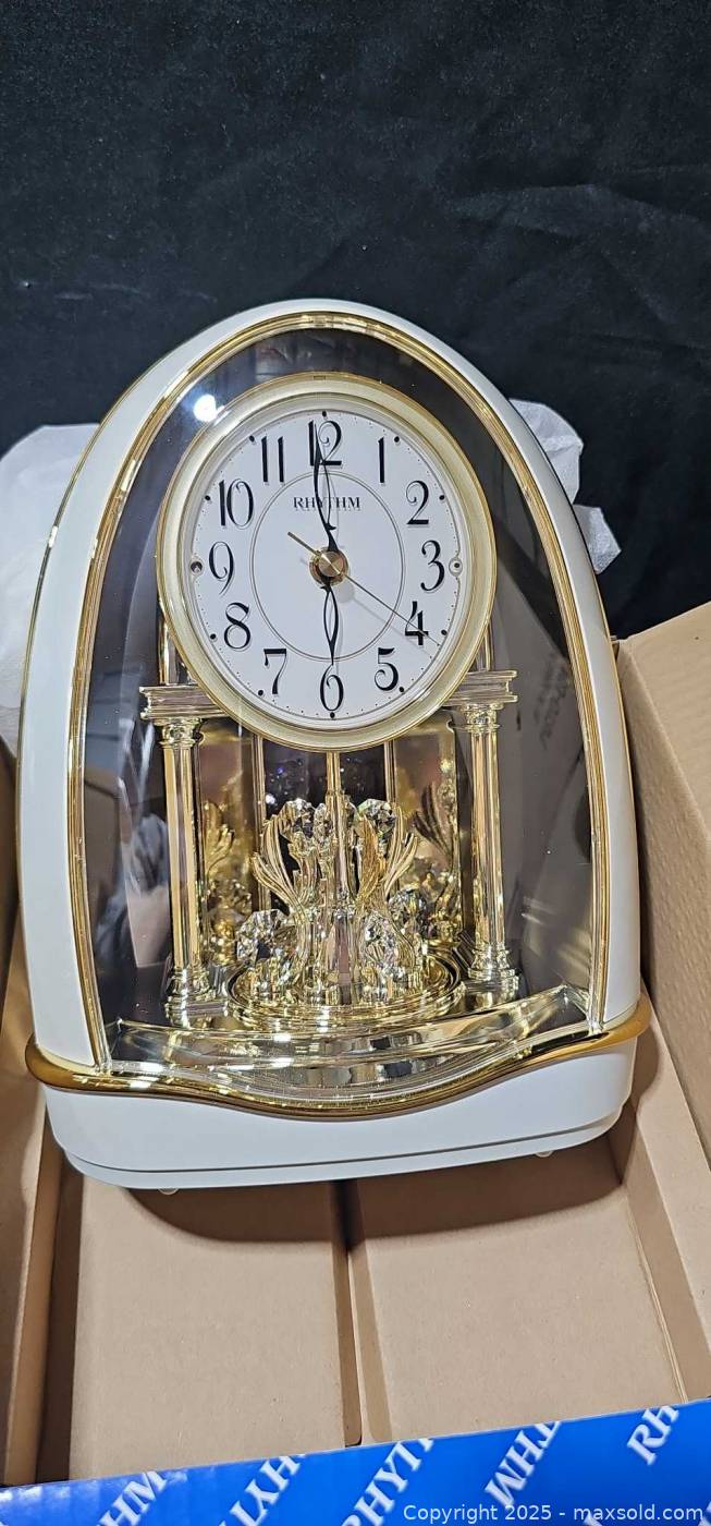 Rhythm battery-operated mantel clock new | Maxsold