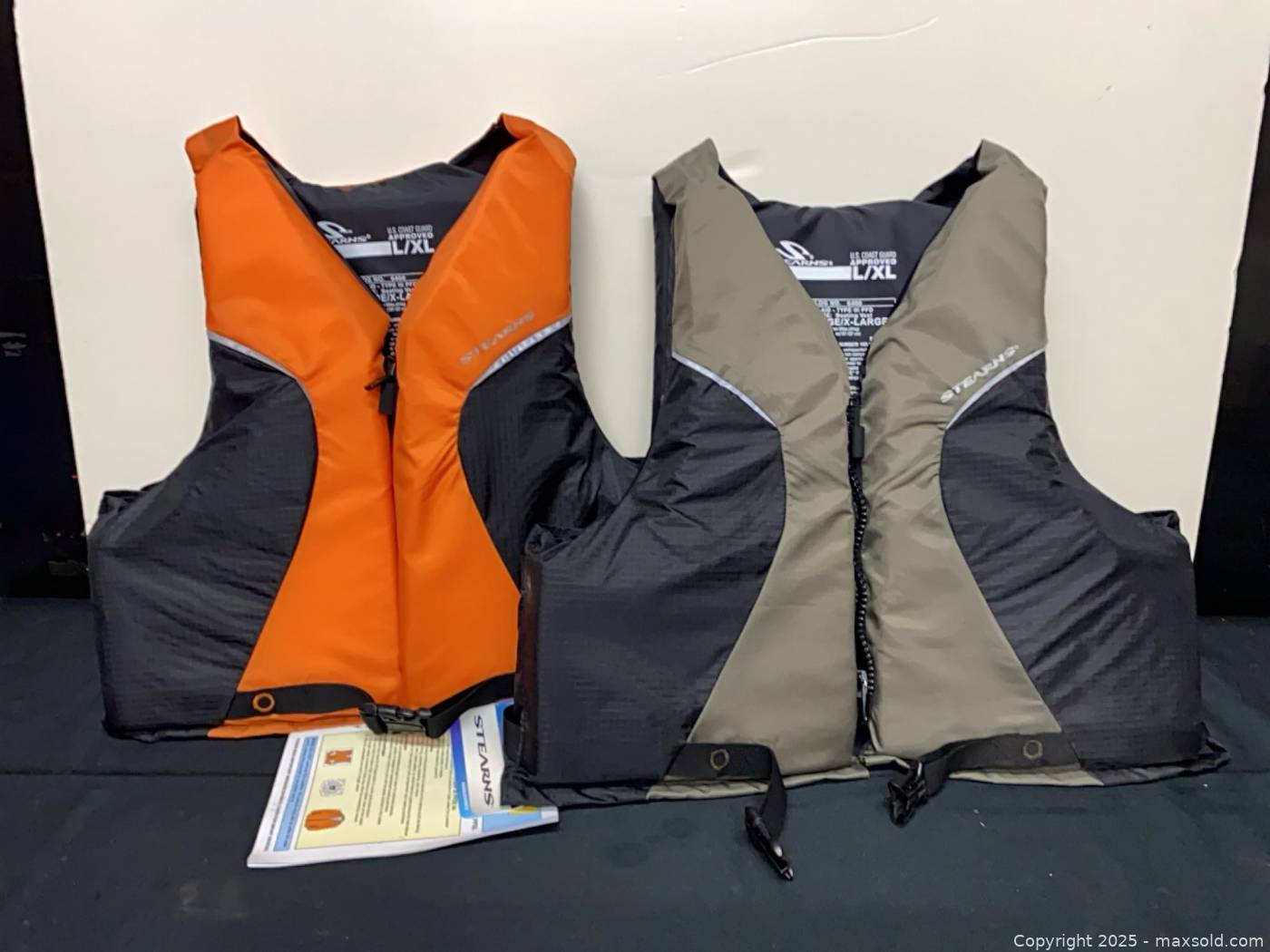 Stearns adult L/XL life jackets, pair | Maxsold