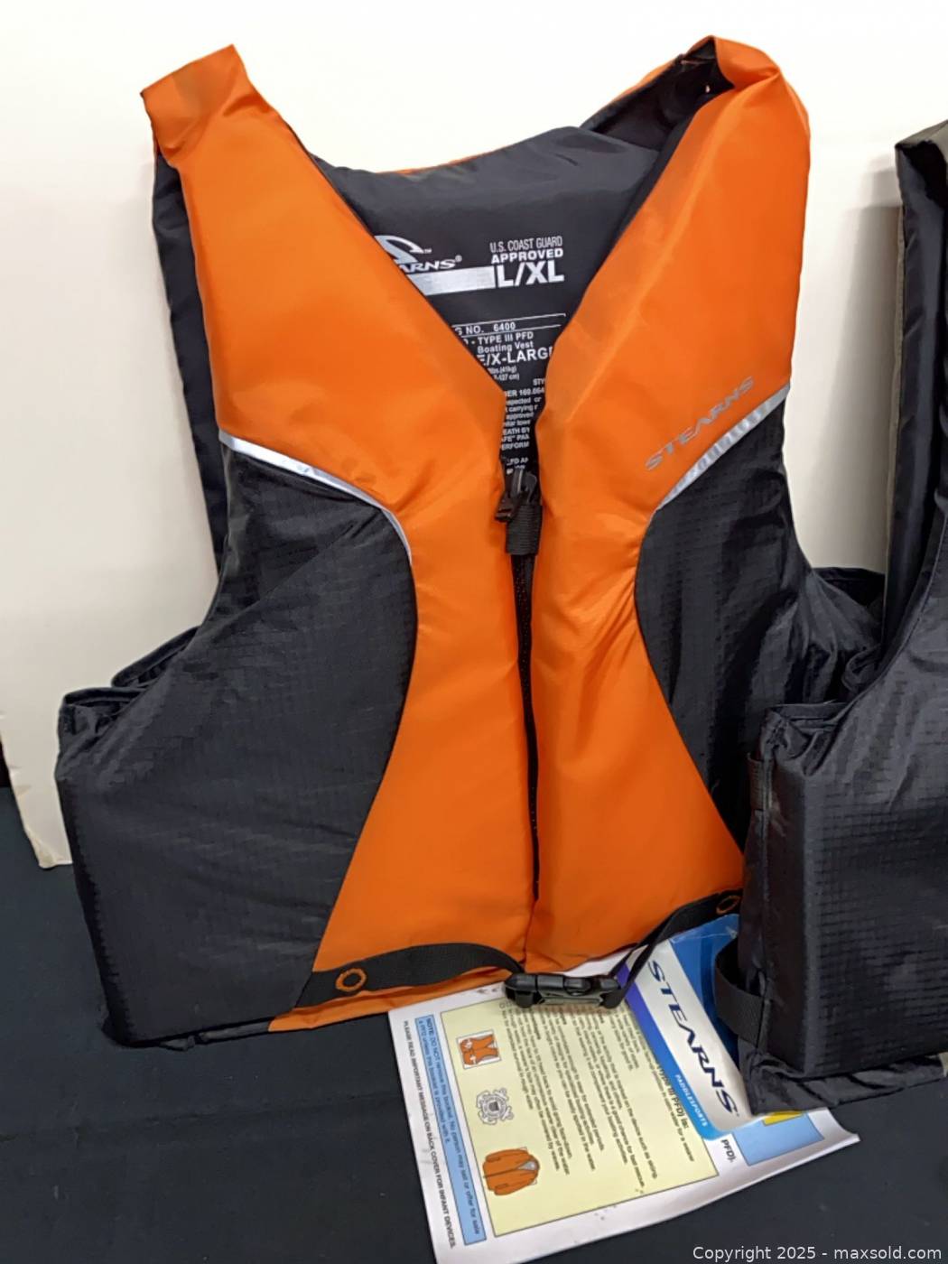 Stearns adult L/XL life jackets, pair | Maxsold