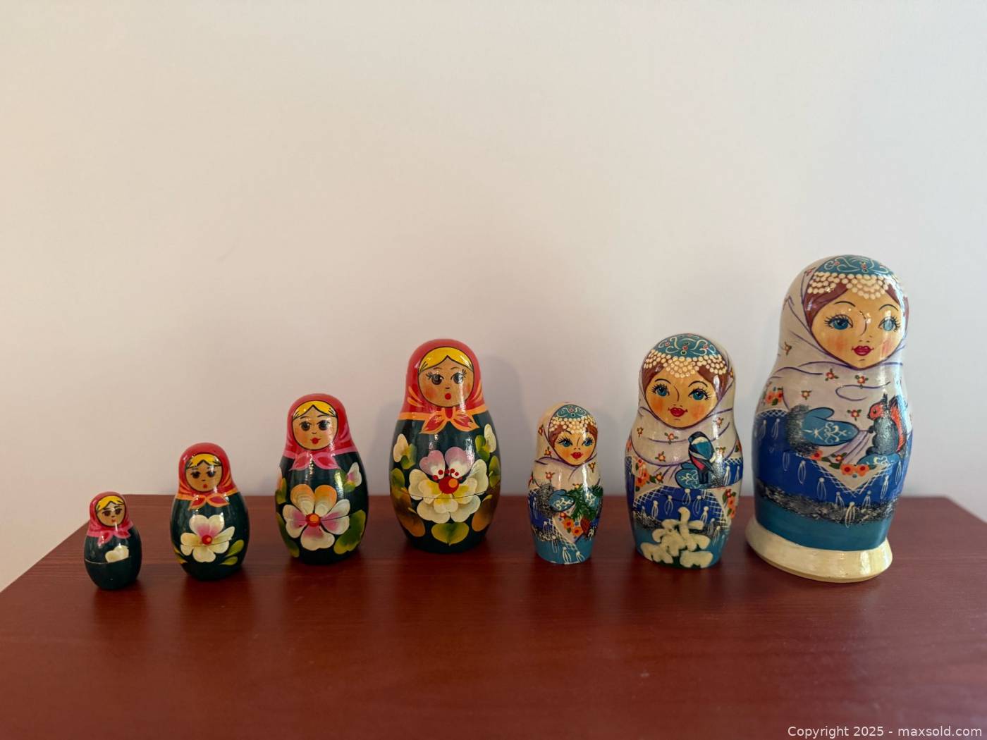 Vintage hand painted wooden nesting dolls 7-piece | Maxsold
