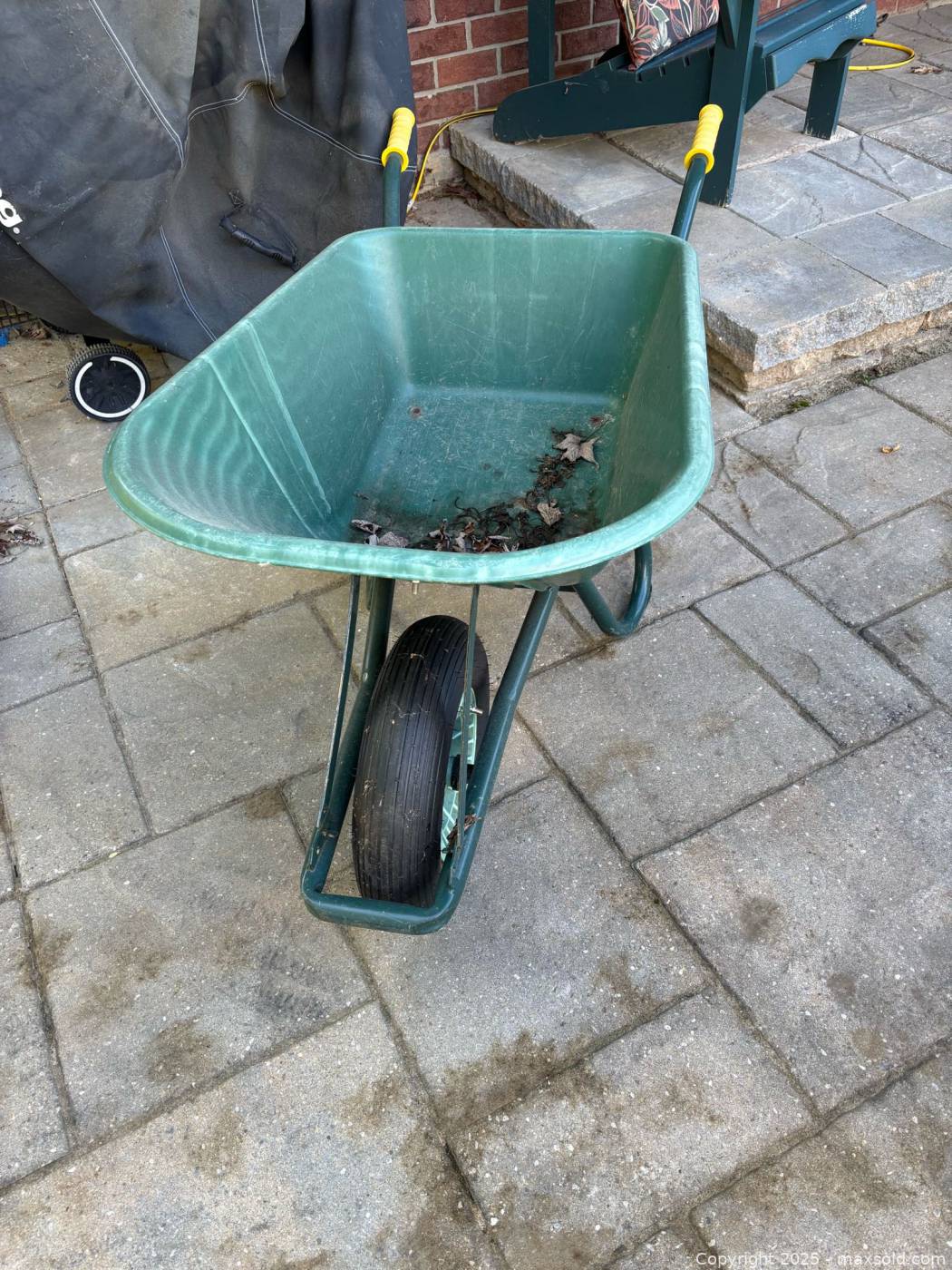 TufX Fort green plastic wheelbarrow | Maxsold
