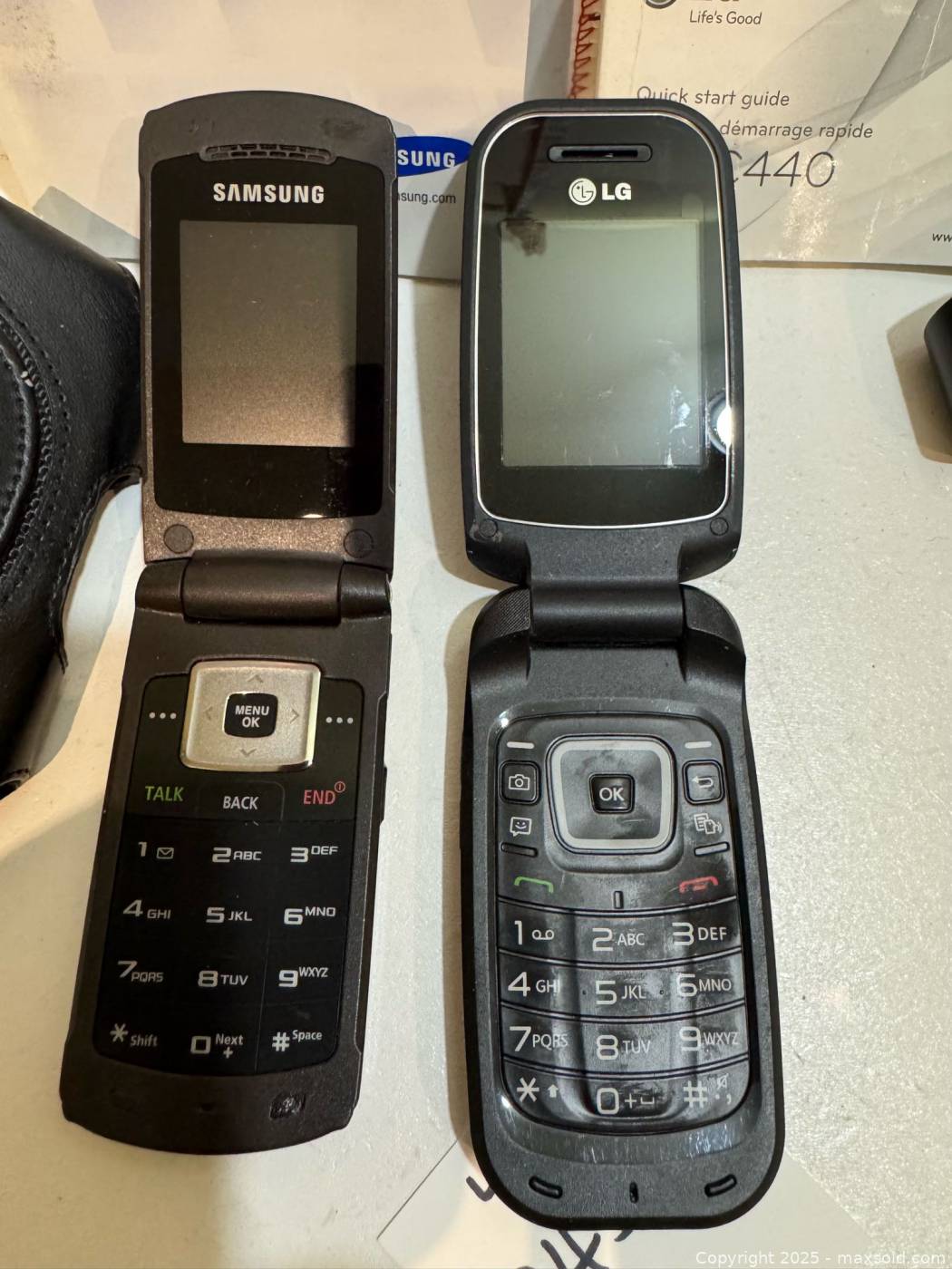 Samsung SPH-m320 and LG C440 flip phones with charger | Maxsold