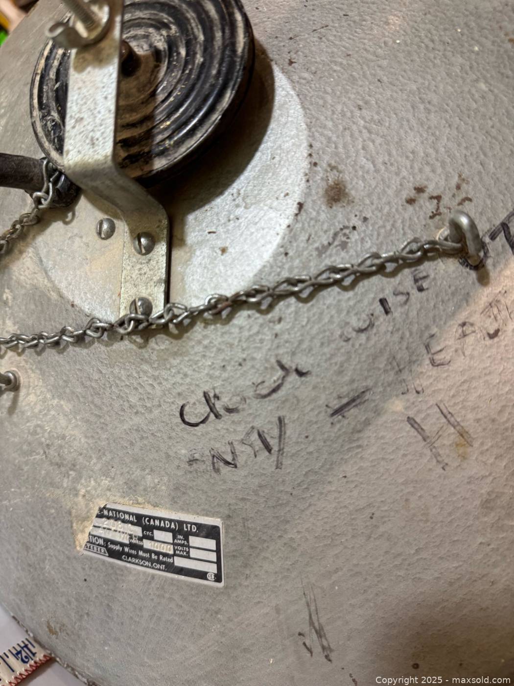 Adjustable four-socket heat lamp with bulbs | Maxsold