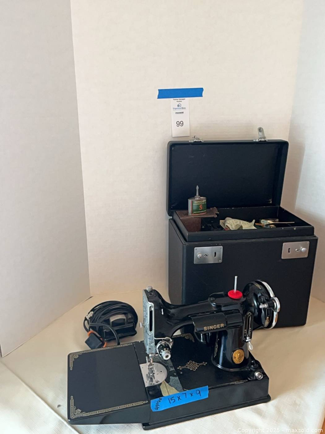 Singer vintage portable sewing machine | Maxsold