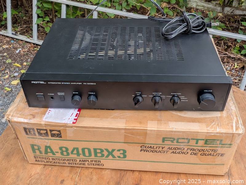 Rotel RA-840BX3 integrated stereo amplifier | Maxsold