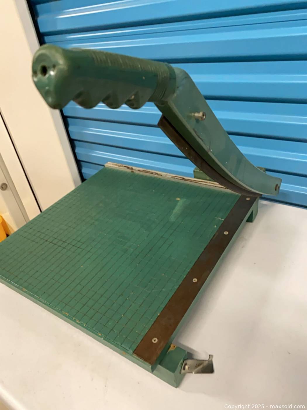 15-inch manual guillotine paper cutter | Maxsold