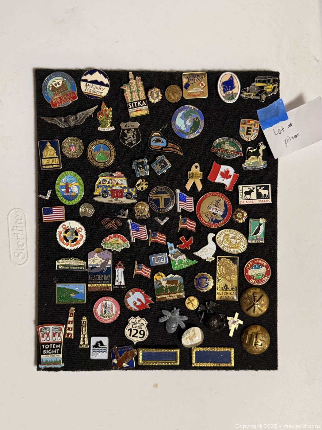 Approx. 70 assorted lapel pins | Maxsold