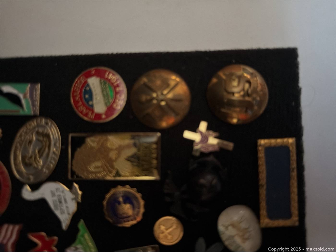 Approx. 70 assorted lapel pins | Maxsold