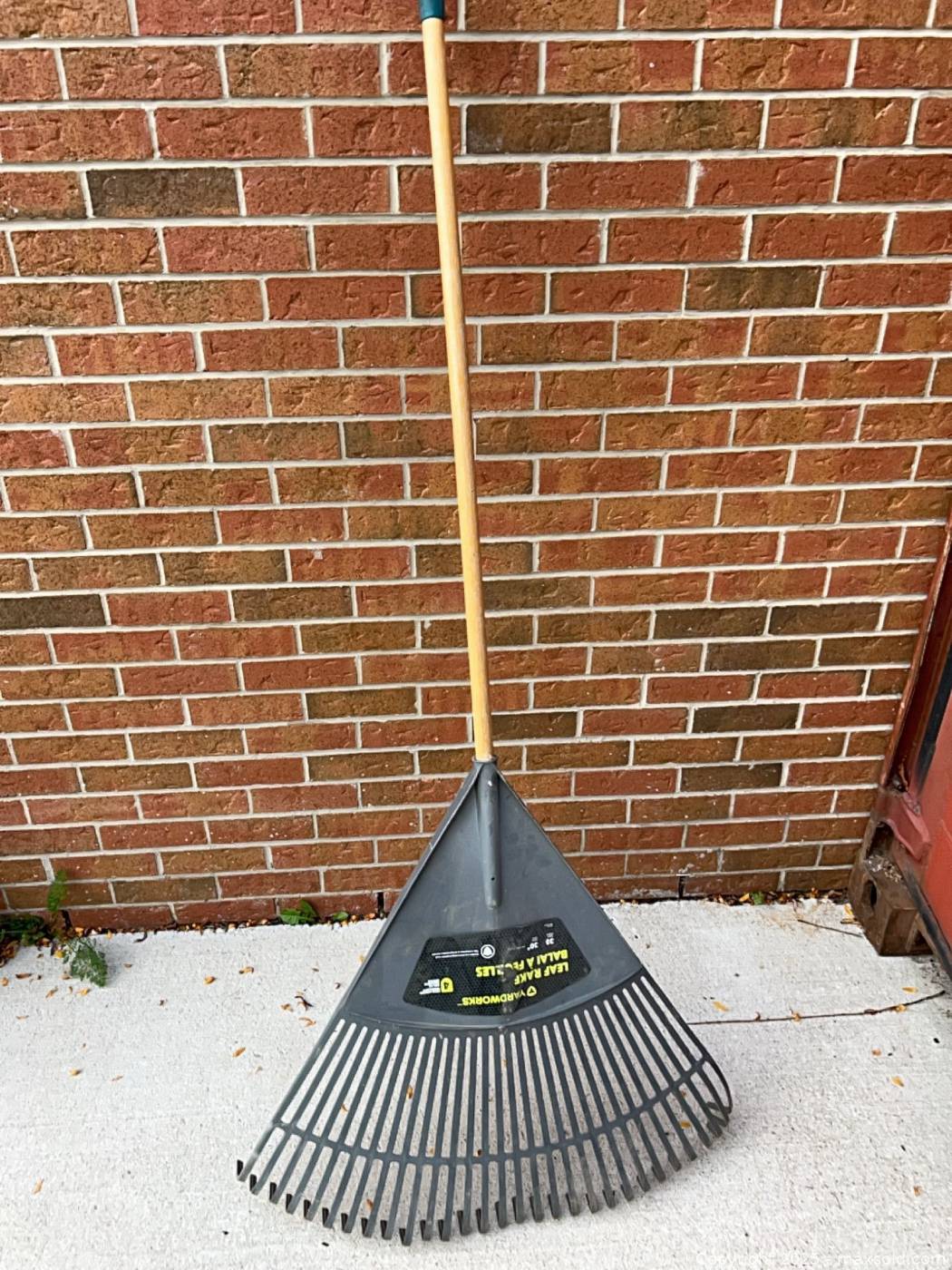 Yardworks plastic head leaf rake, wood handle | Maxsold
