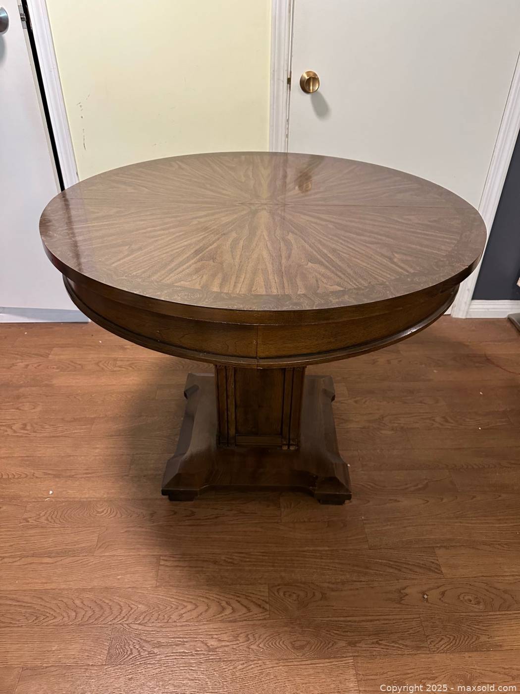 Wooden pedestal dining table with two extension leaves | Maxsold
