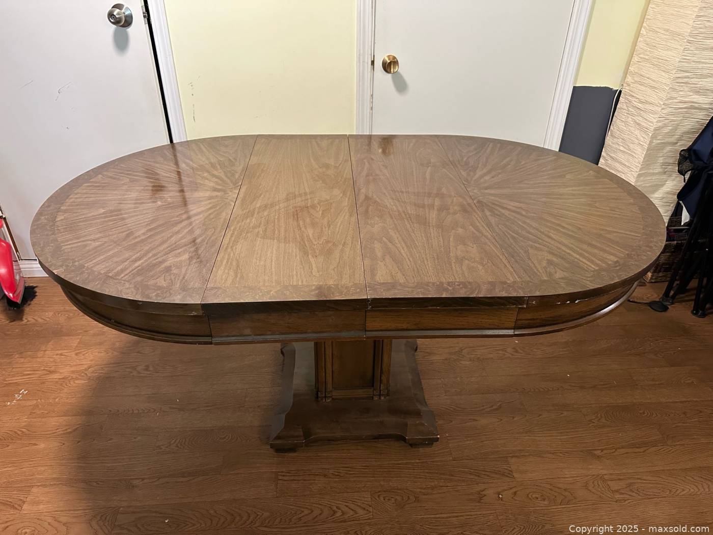 Wooden pedestal dining table with two extension leaves | Maxsold