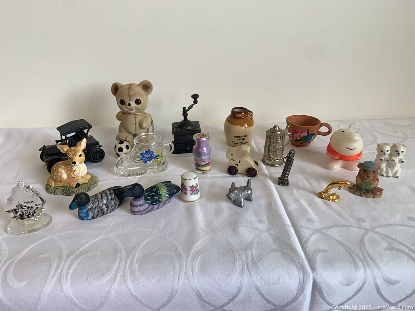 26 miniature figurines & souvenirs 1–3 in | Maxsold