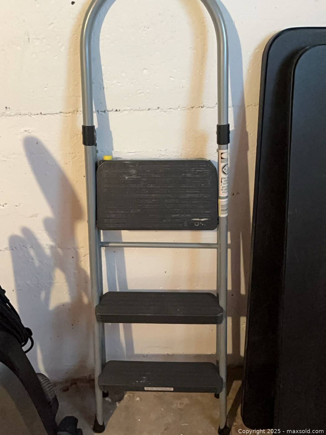 Folding three-step ladder | Maxsold