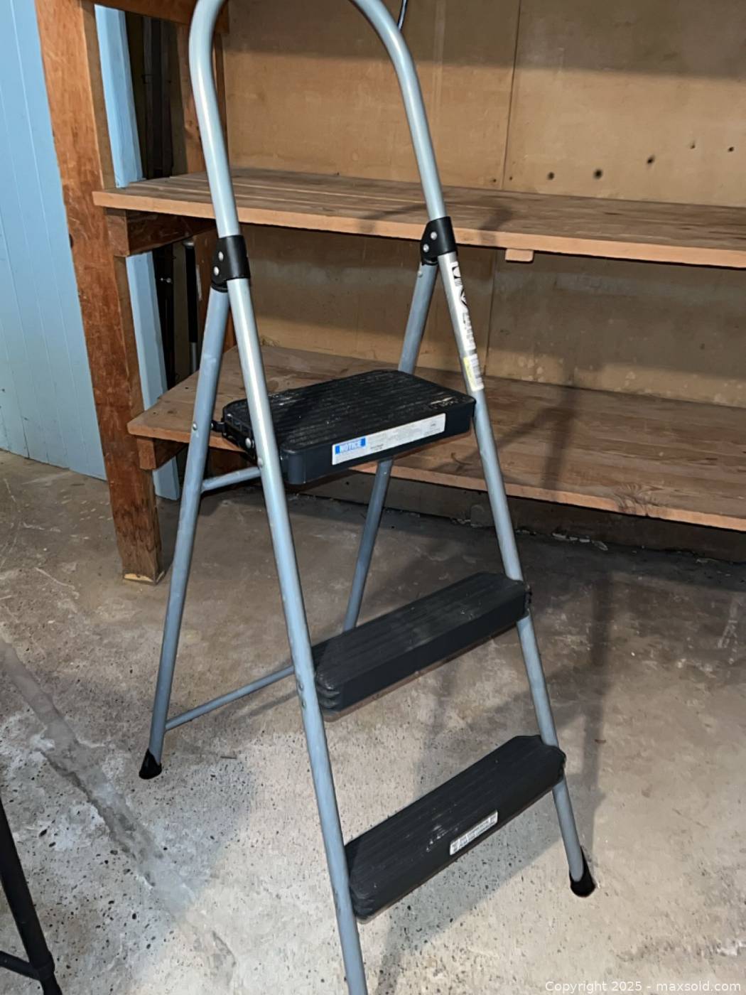 Folding three-step ladder | Maxsold