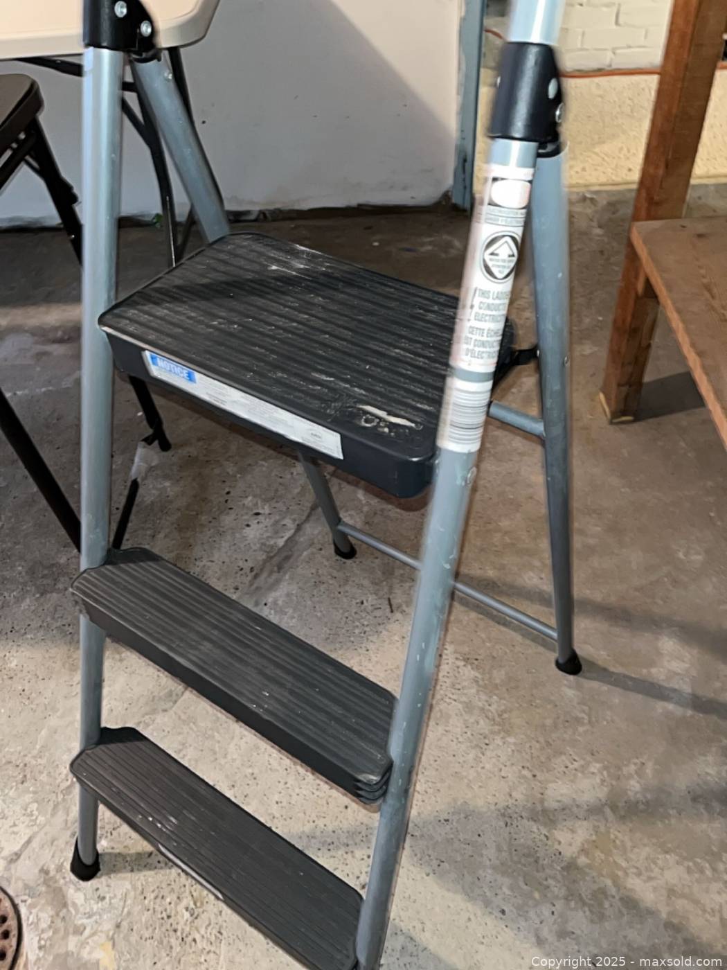 Folding three-step ladder | Maxsold