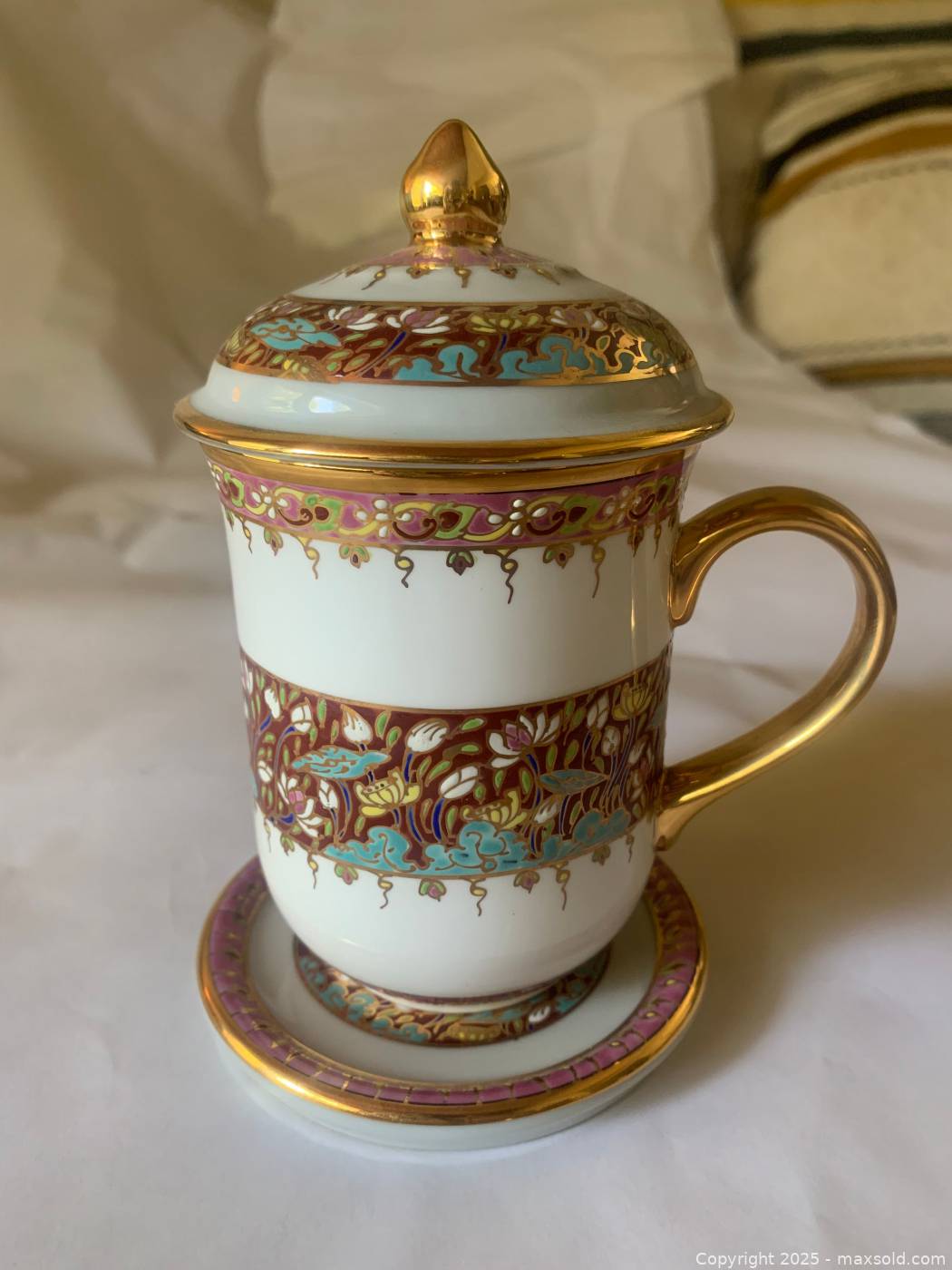 Thai Benjarong teacup with lid and saucer | Maxsold