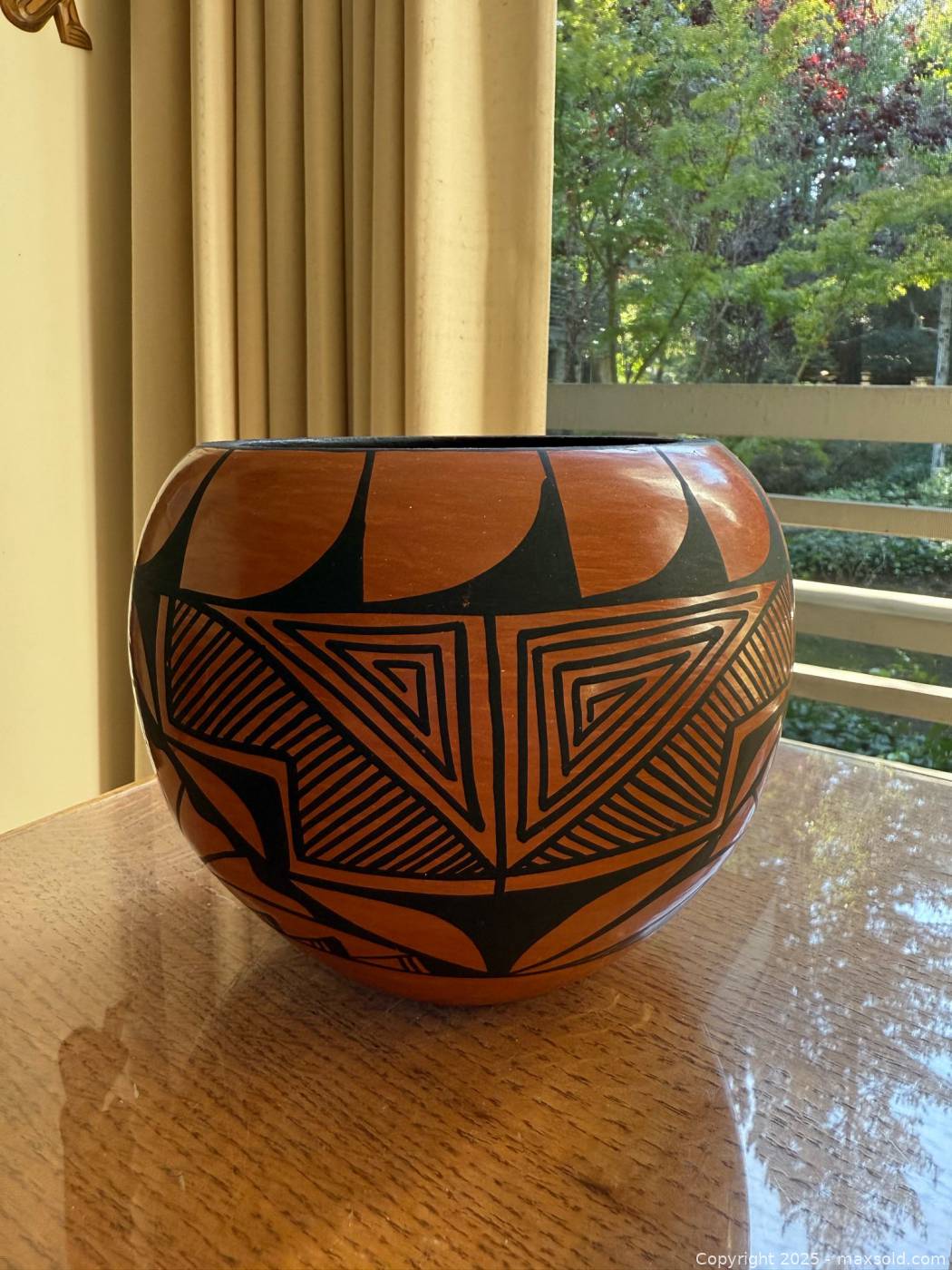 Chinana Jemez Pueblo pottery vase | Maxsold