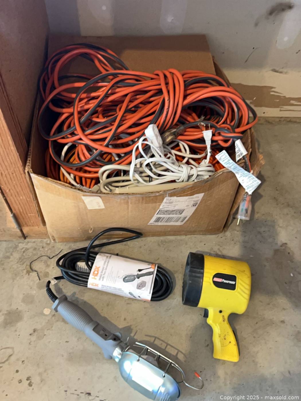 Assorted extension cords, HDX work light and spotlight | Maxsold