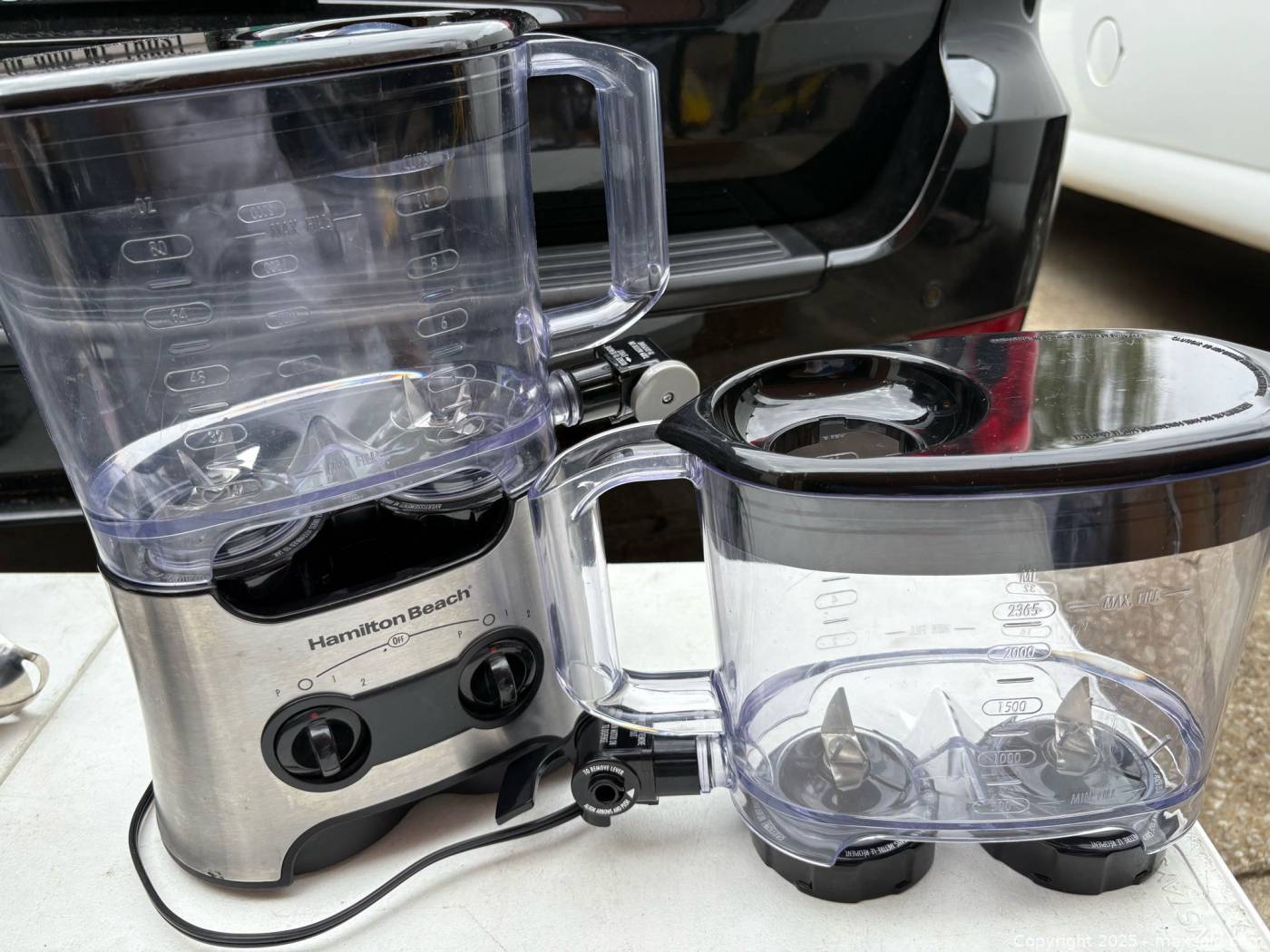 Hamilton Beach blender with two pitchers | Maxsold