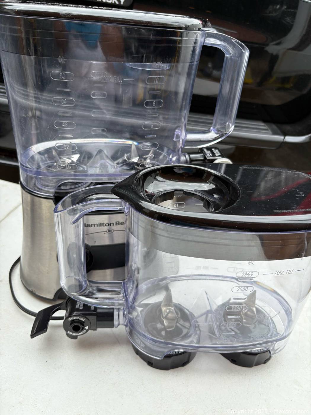 Hamilton Beach blender with two pitchers | Maxsold