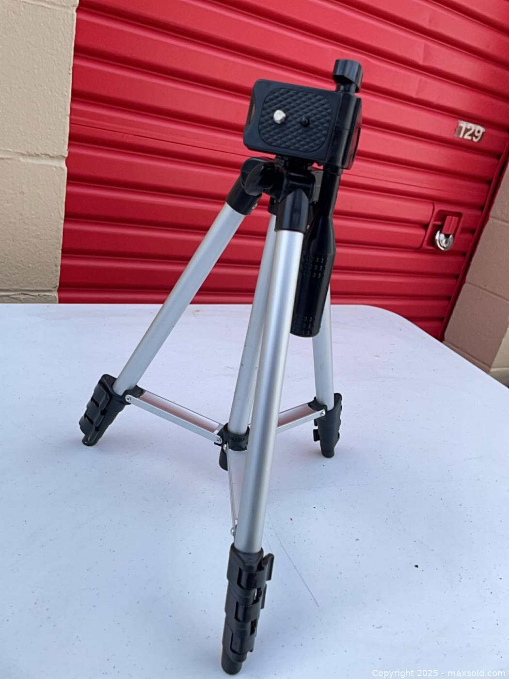 Aluminum adjustable camera tripod | Maxsold