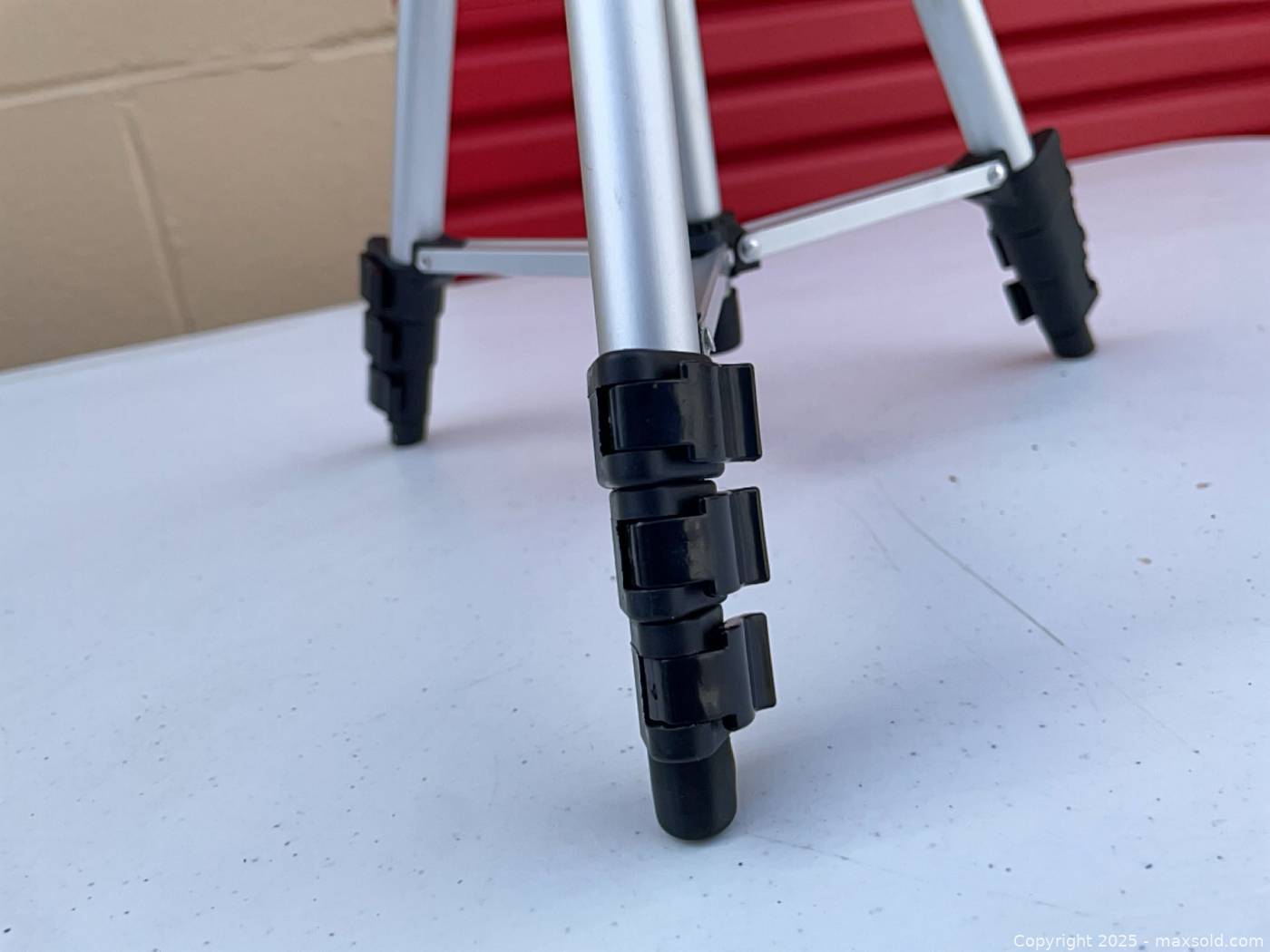 Aluminum adjustable camera tripod | Maxsold