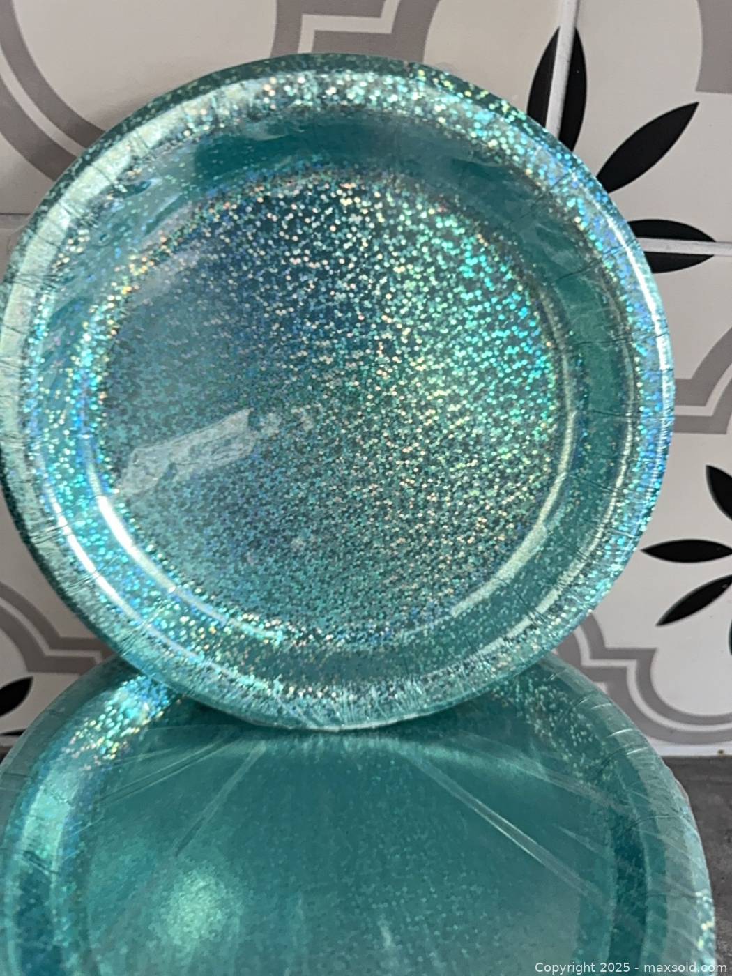 Spritz 100 turquoise glitter paper plates | Maxsold