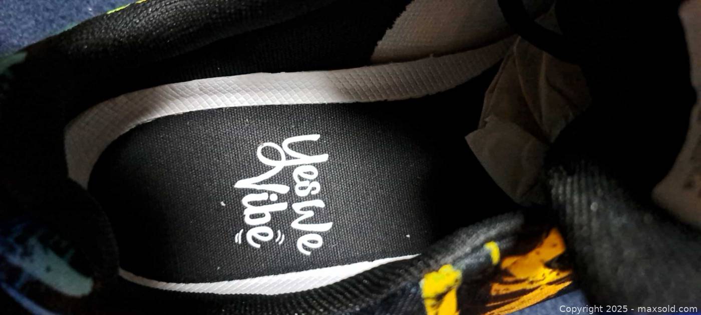 Yes We Vibe size 8 sneakers | Maxsold