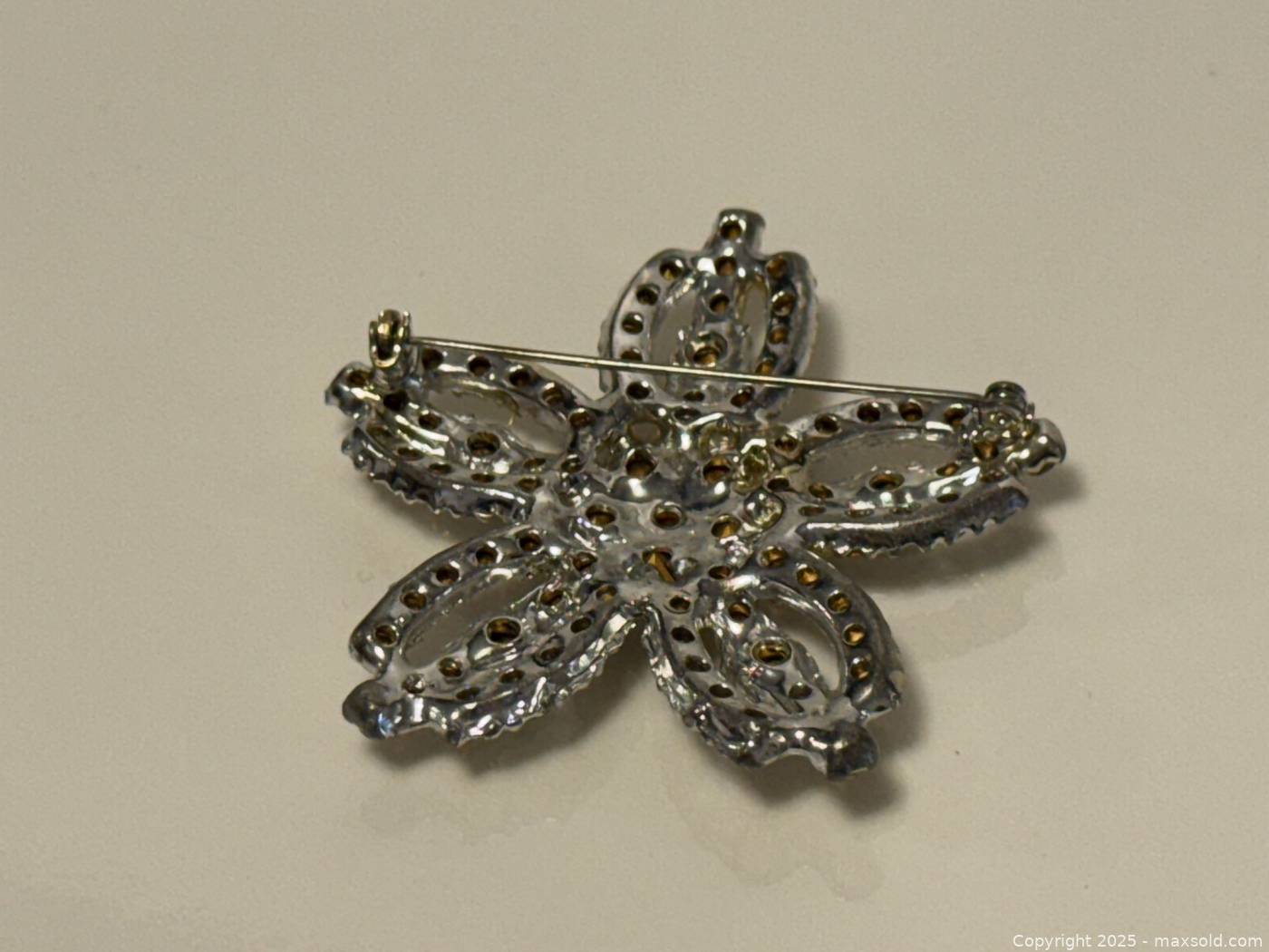 Six vintage rhinestone brooches | Maxsold