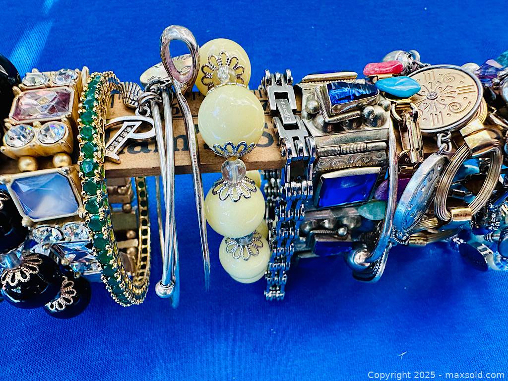 Mixed lot of 20 costume bracelets & bangles | Maxsold