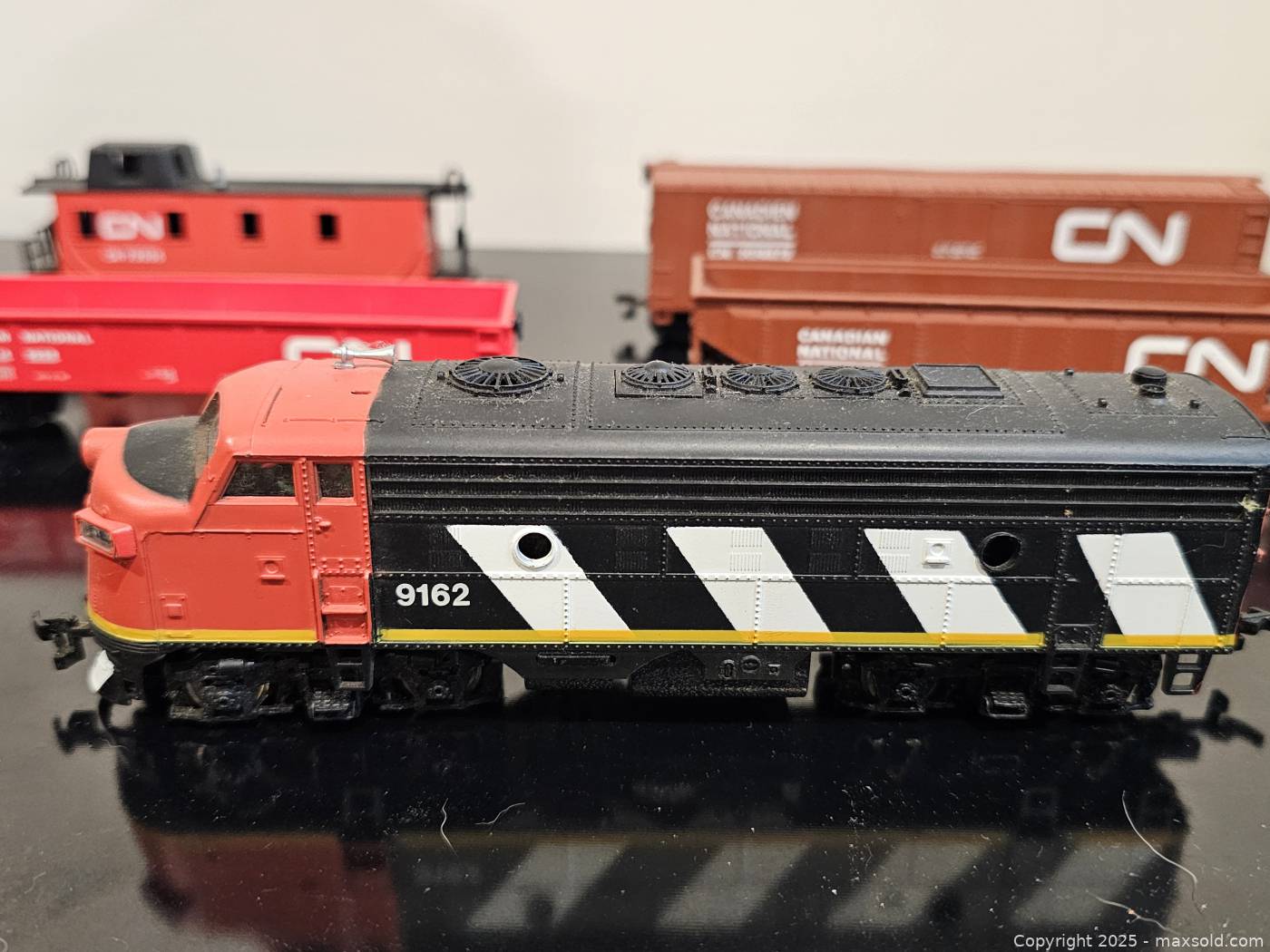 Bachmann HO Scale CN Locomotive, Caboose And 2 Freight Cars | Maxsold