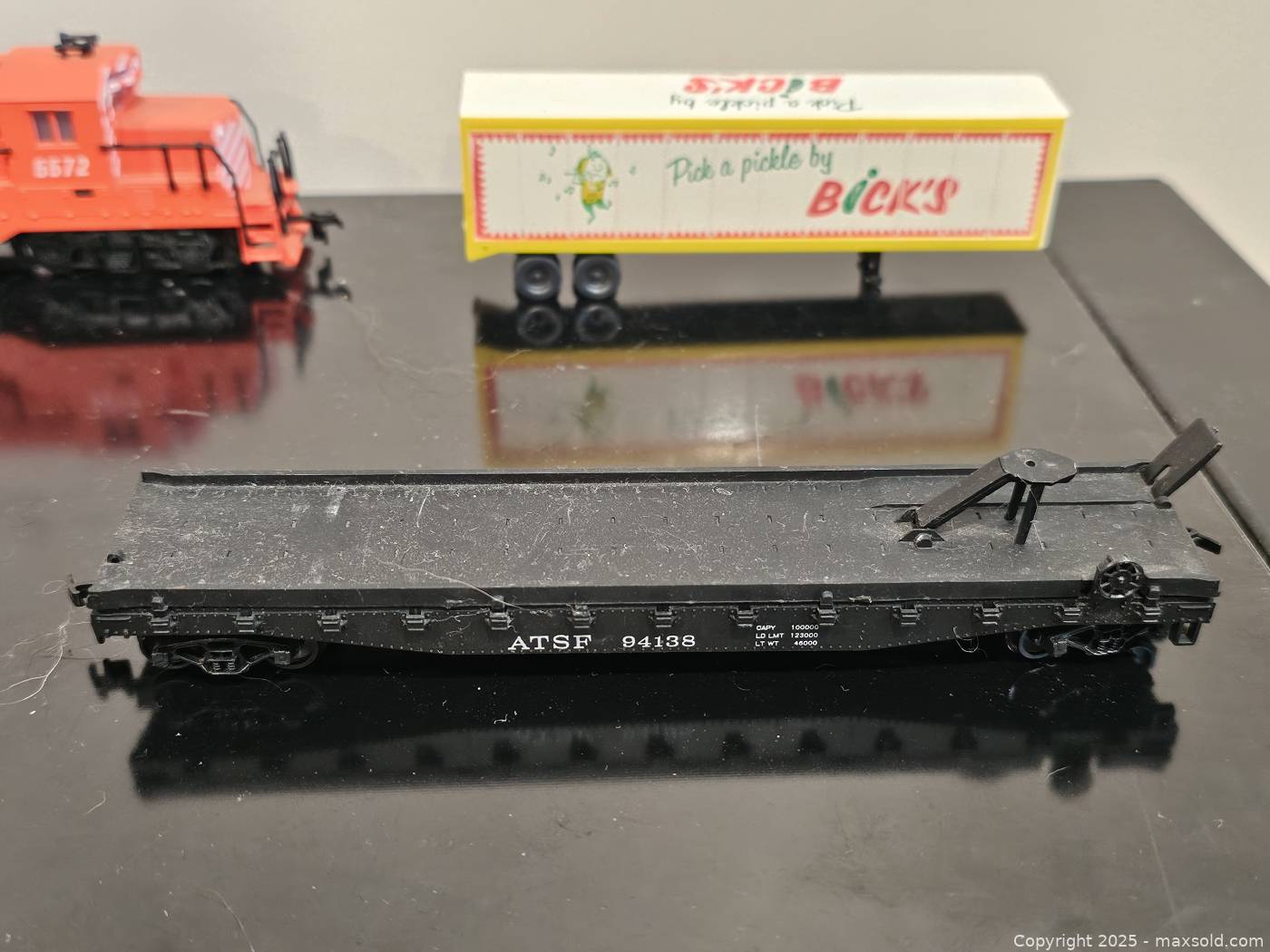 Cox HO scale diesel locomotive, boxcar, flatcar, trailer | Maxsold