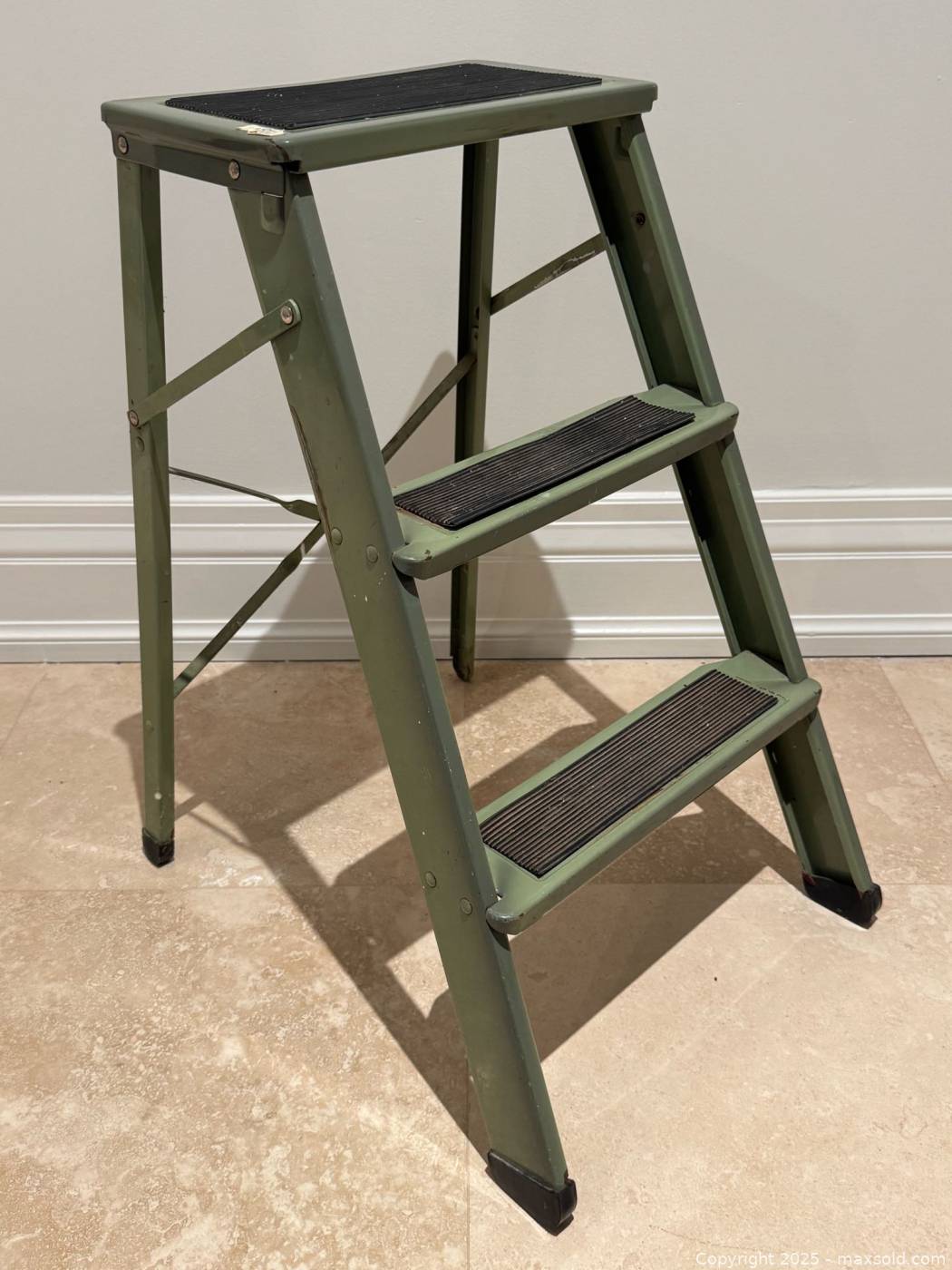 Vintage green metal 24in step ladder | Maxsold