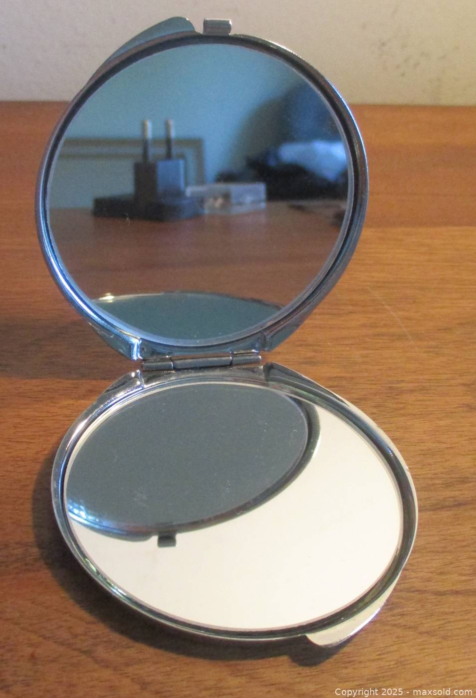 Welcome To Fabulous Las Vegas double mirror compact | Maxsold