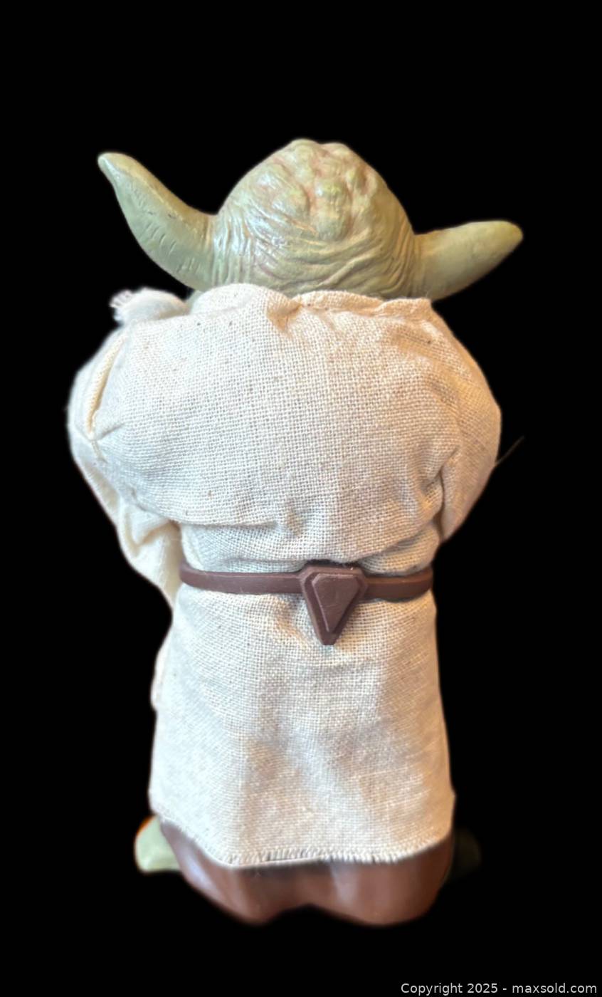 Star Wars 4.5" Yoda figure with cloth robe | Maxsold