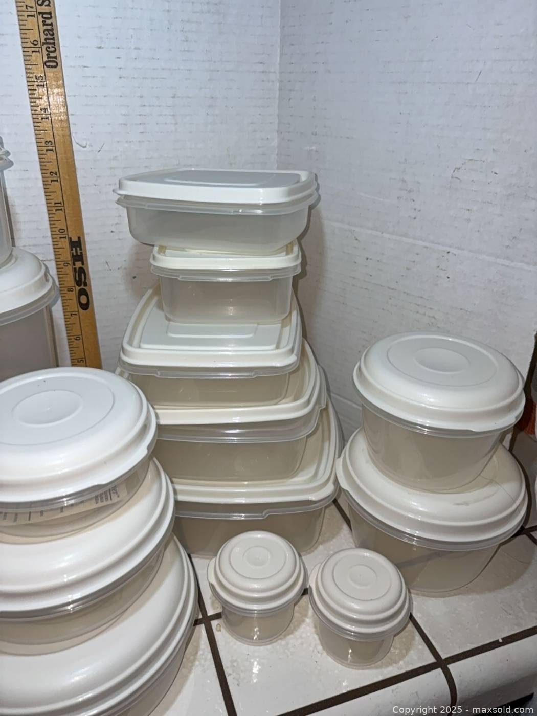 Assorted storage containers 100+ pieces | Maxsold