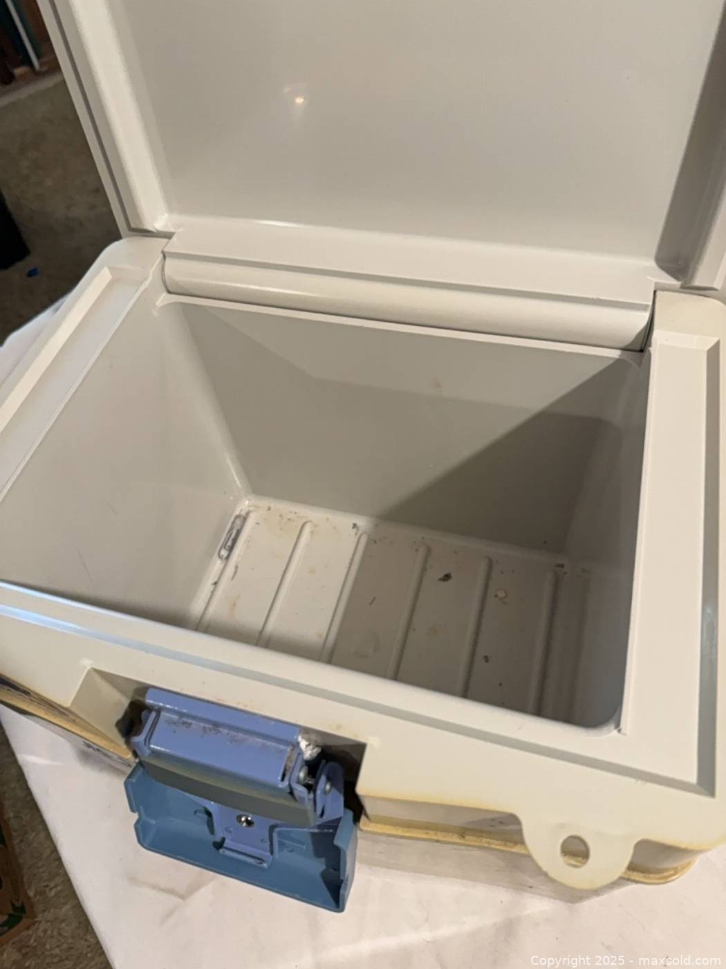 Brink's portable lockable safe box | Maxsold