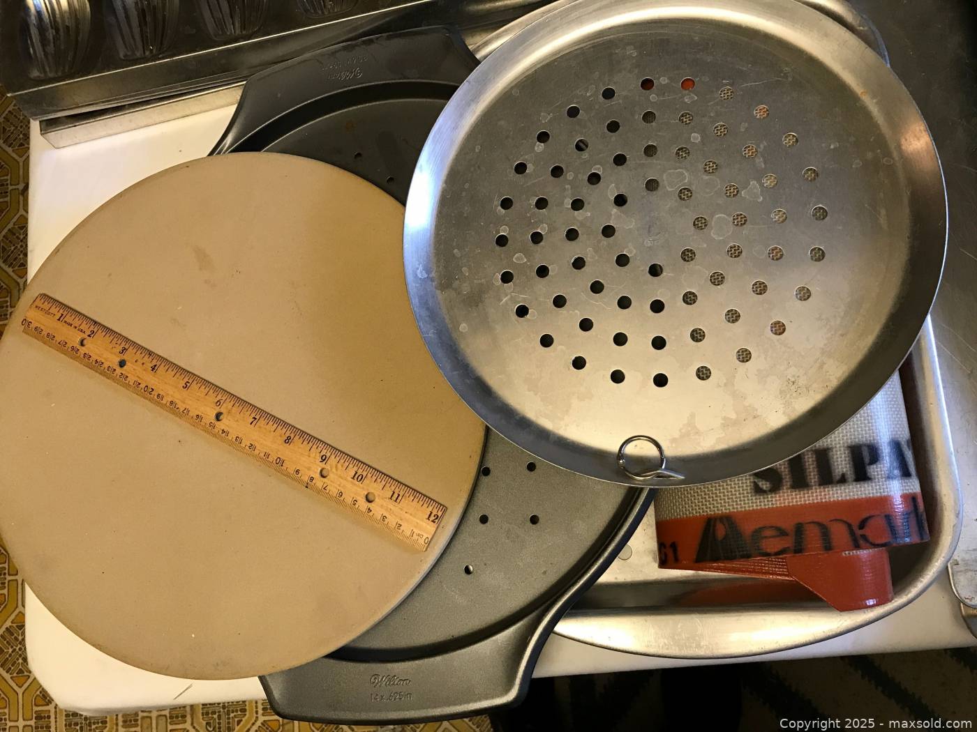 Pizza pans, stone, mats, madeleine, sheets | Maxsold