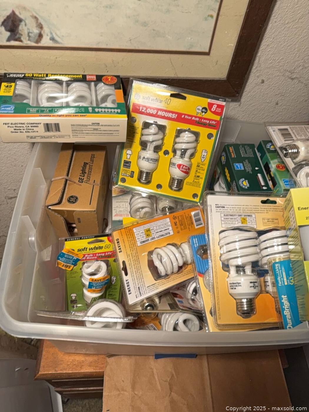 Four tubs of assorted light bulbs | Maxsold