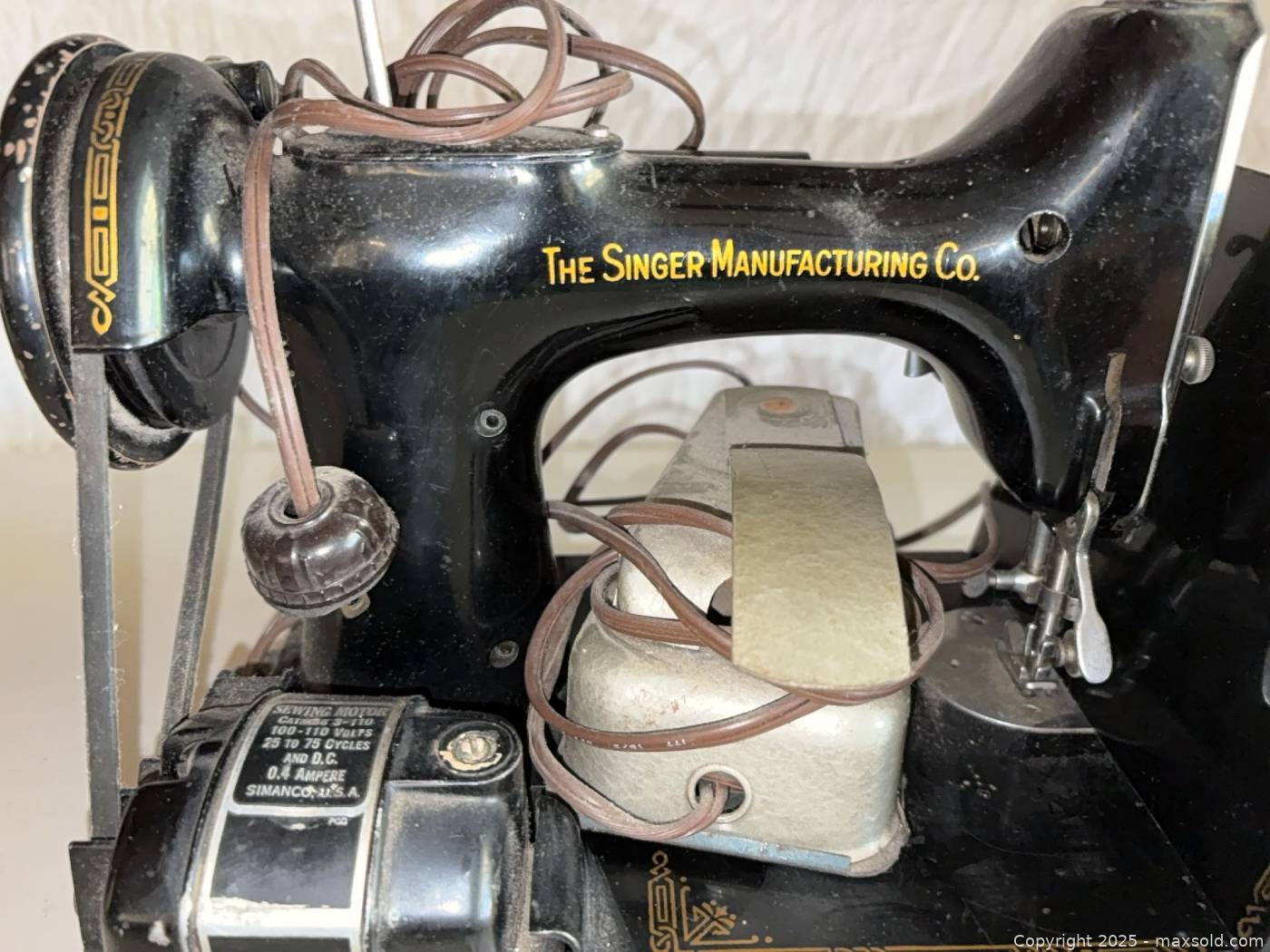 Singer Featherweight 221 Sewing Machine | Maxsold