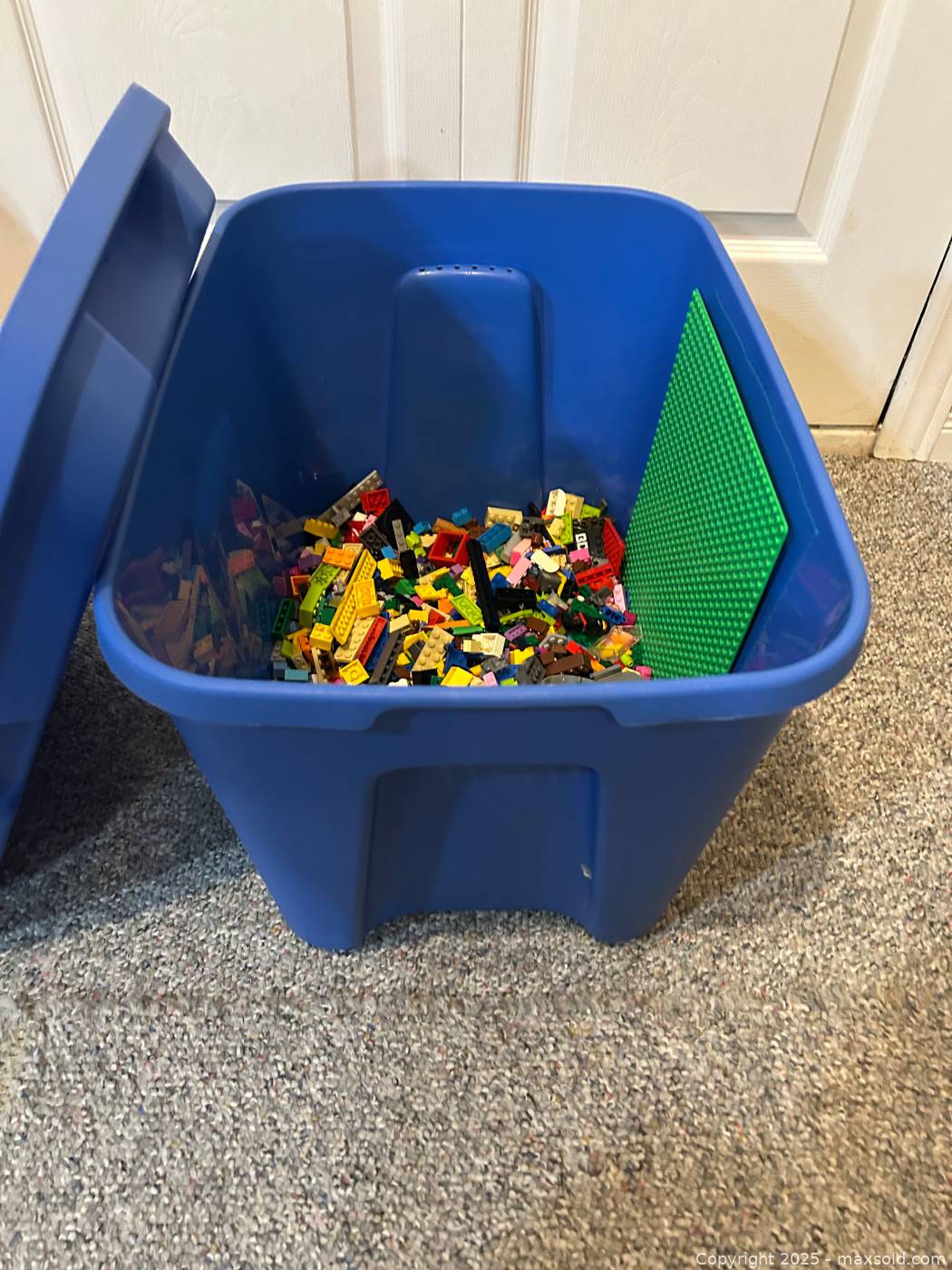 Lidded bin with 500+ LEGO bricks | Maxsold