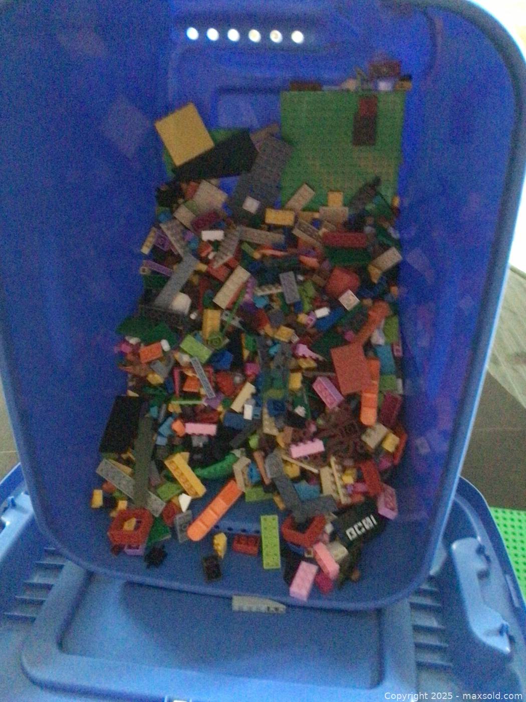 Lidded bin with 500+ LEGO bricks | Maxsold