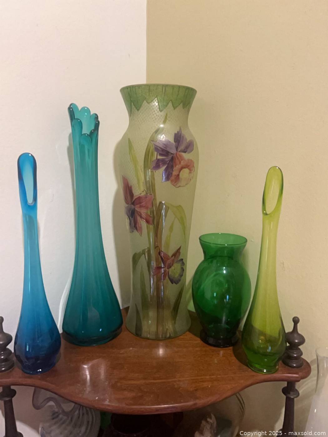 Five art glass vases assorted colors | Maxsold