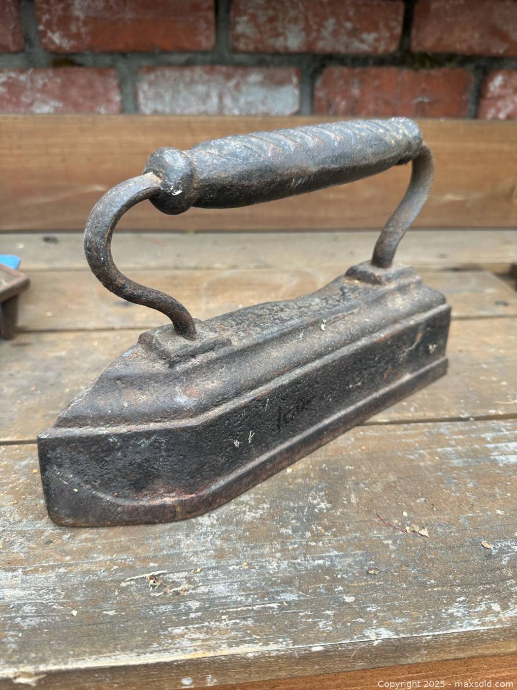 Antique cast iron sad iron | Maxsold